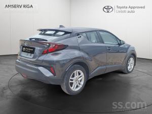 Серый Тойота C-HR 2021 в Рига, объемом двигателя 1.80 л и пробегом 95 тыс. км за 19200 €, фото 3 на AUTOMOTO.COM.LV