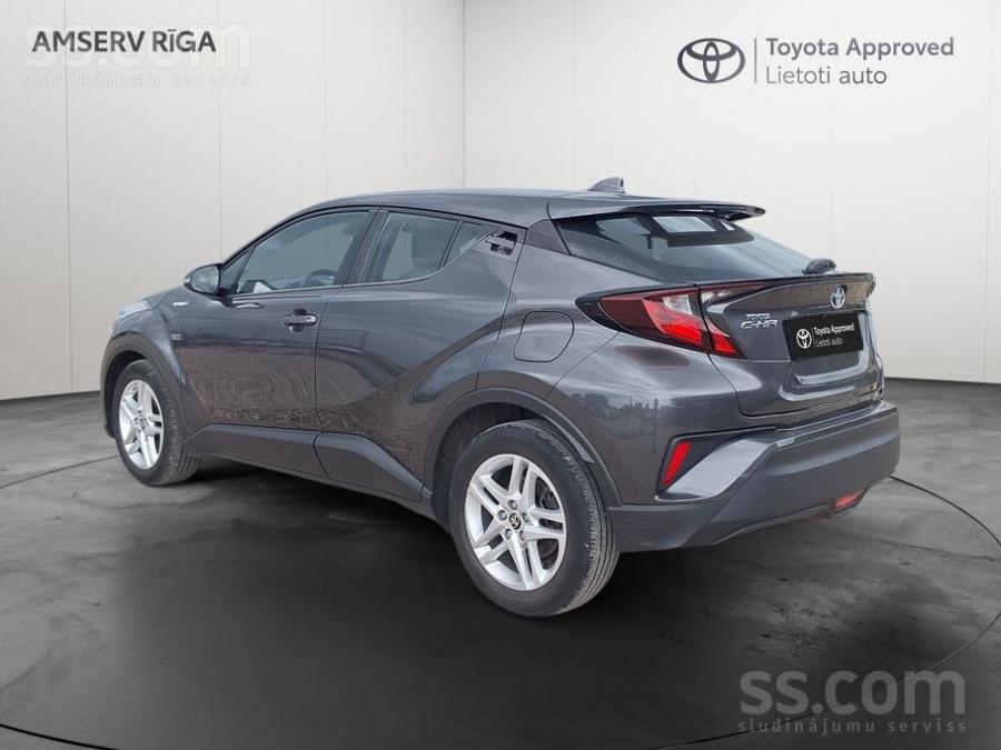 Серый Тойота C-HR 2021 в Рига, объемом двигателя 1.80 л и пробегом 95 тыс. км за 19200 €, фото 5 на AUTOMOTO.COM.LV