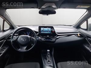 Серый Тойота C-HR 2021 в Рига, объемом двигателя 1.80 л и пробегом 95 тыс. км за 19200 €, фото 10 на AUTOMOTO.COM.LV