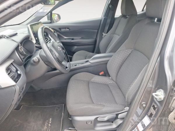 Grey Toyota C-HR 2021 in Riga, with an engine capacity of 1.80 L and mileage of 95 thousand km for 19200 €, photo 10 on AUTOMOTO.COM.LV