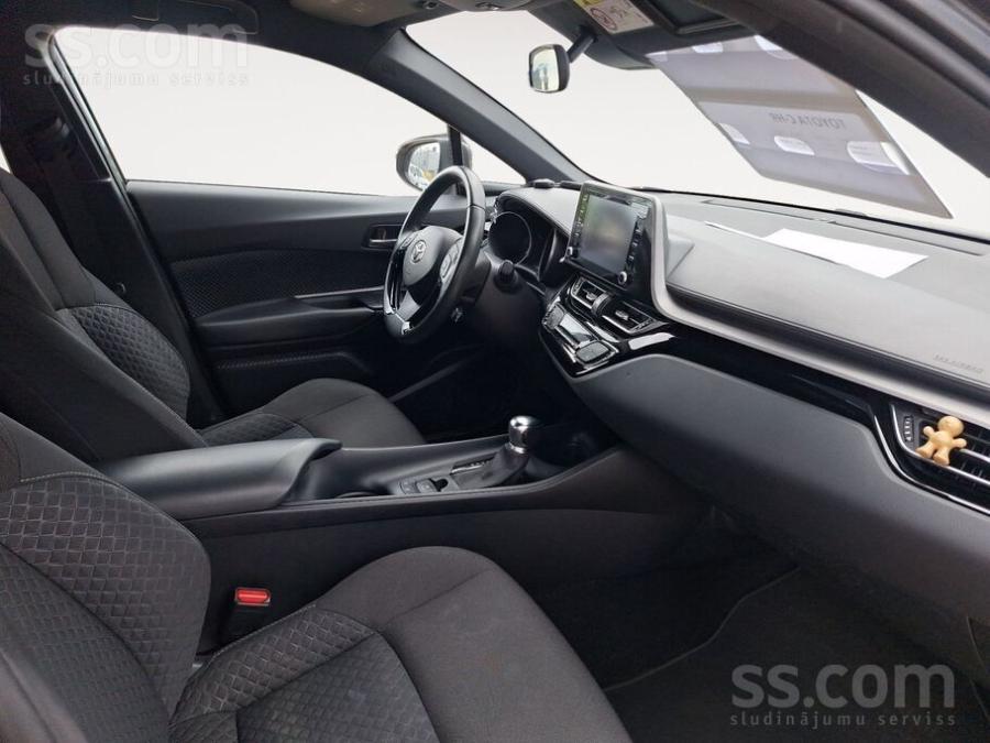 Серый Тойота C-HR 2021 в Рига, объемом двигателя 1.80 л и пробегом 95 тыс. км за 19200 €, фото 12 на AUTOMOTO.COM.LV