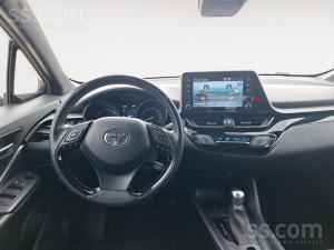 Серый Тойота C-HR 2021 в Рига, объемом двигателя 1.80 л и пробегом 95 тыс. км за 19200 €, фото 14 на AUTOMOTO.COM.LV