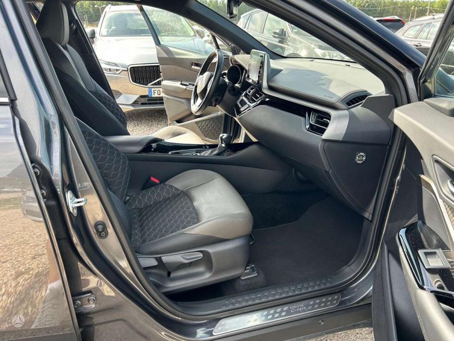 Grey Toyota C-HR 2021 in Vilnius, with an engine capacity of 1.99 L and mileage of 94 thousand km for 22300 €, photo 11 on AUTOMOTO.COM.LV