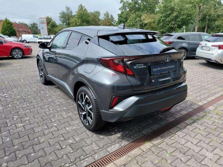 Серый Тойота C-HR 2021 в Вильнюс, объемом двигателя 1.80 л и пробегом 100 тыс. км за 17999 €, фото 3 на AUTOMOTO.COM.LV