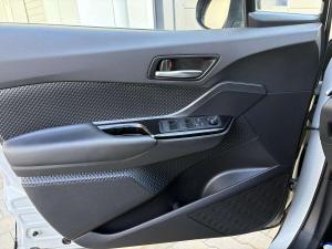 Серый Тойота C-HR 2021 в Вильнюс, объемом двигателя 1.99 л и пробегом 150 тыс. км за 21800 €, фото 20 на AUTOMOTO.COM.LV