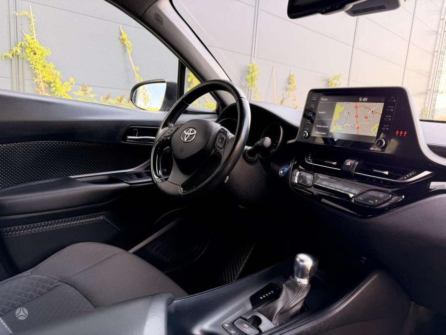 Серый Тойота C-HR 2021 в Вильнюс, объемом двигателя 1.80 л и пробегом 146 тыс. км за 19350 €, фото 28 на AUTOMOTO.COM.LV