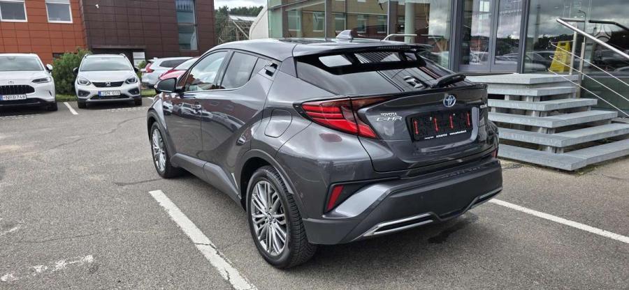 Grey Toyota C-HR 2021 in Vilnius, with an engine capacity of 1.99 L and mileage of 62 thousand km for 25650 €, photo 6 on AUTOMOTO.COM.LV