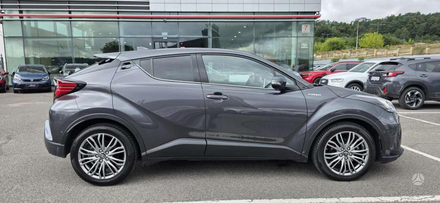 Grey Toyota C-HR 2021 in Vilnius, with an engine capacity of 1.99 L and mileage of 62 thousand km for 25650 €, photo 7 on AUTOMOTO.COM.LV