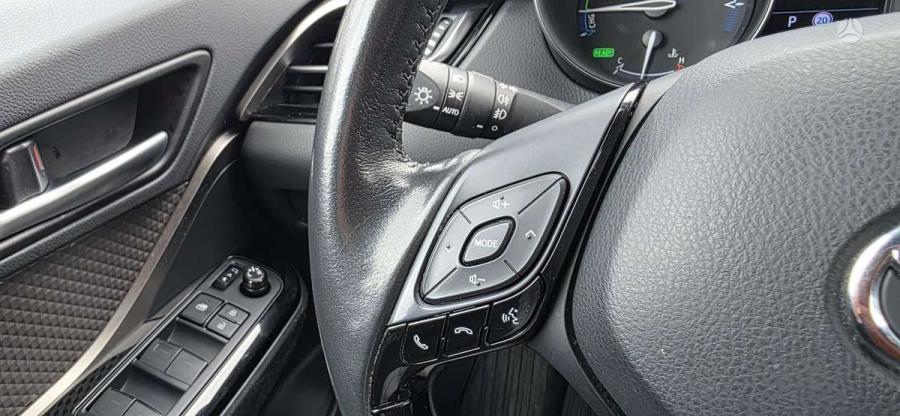 Grey Toyota C-HR 2021 in Vilnius, with an engine capacity of 1.99 L and mileage of 62 thousand km for 25650 €, photo 14 on AUTOMOTO.COM.LV