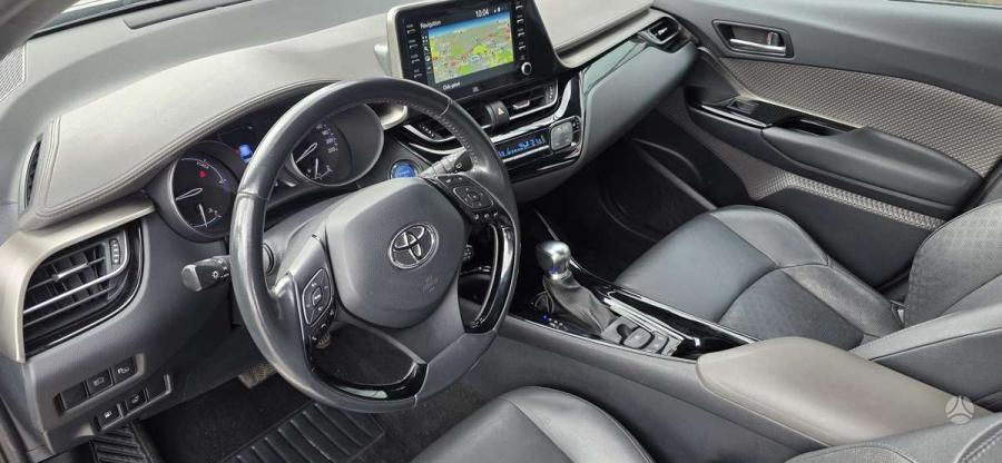 Grey Toyota C-HR 2021 in Vilnius, with an engine capacity of 1.99 L and mileage of 62 thousand km for 25650 €, photo 19 on AUTOMOTO.COM.LV
