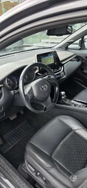 Grey Toyota C-HR 2021 in Vilnius, with an engine capacity of 1.99 L and mileage of 62 thousand km for 25650 €, photo 20 on AUTOMOTO.COM.LV