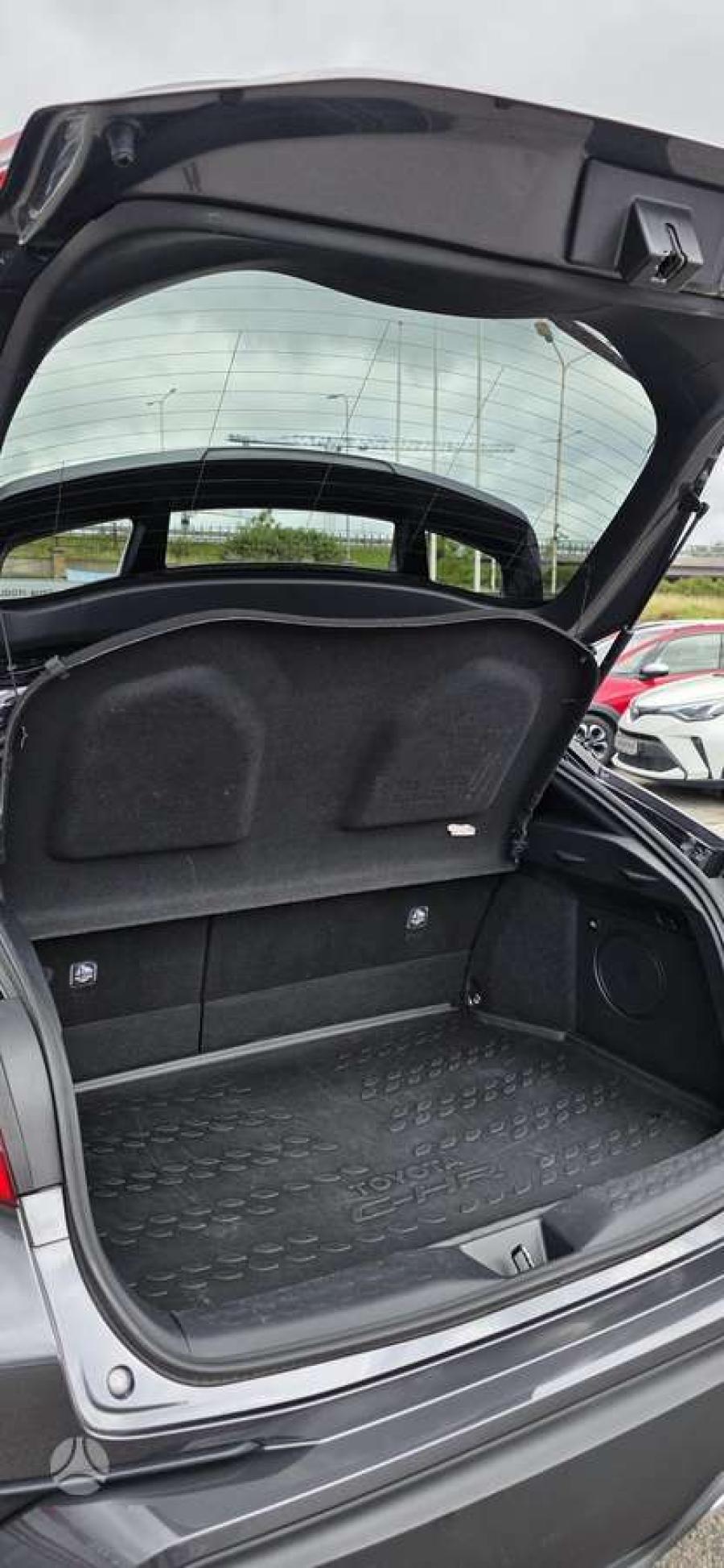 Grey Toyota C-HR 2021 in Vilnius, with an engine capacity of 1.99 L and mileage of 62 thousand km for 25650 €, photo 25 on AUTOMOTO.COM.LV