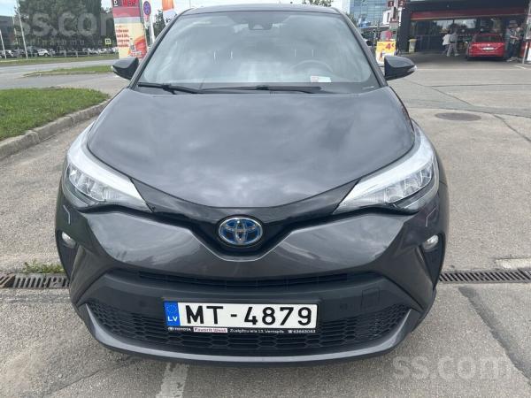 Grey Toyota C-HR 2021 in Riga, with an engine capacity of 1.80 L and mileage of 71 thousand km for 20990 €, photo 3 on AUTOMOTO.COM.LV