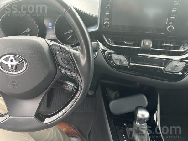 Grey Toyota C-HR 2021 in Riga, with an engine capacity of 1.80 L and mileage of 71 thousand km for 20990 €, photo 10 on AUTOMOTO.COM.LV