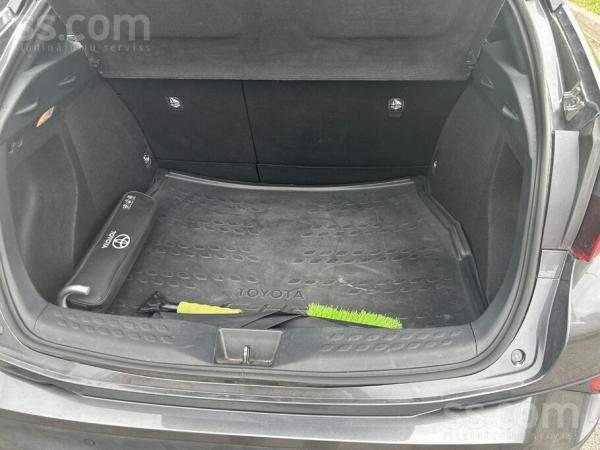 Grey Toyota C-HR 2021 in Riga, with an engine capacity of 1.80 L and mileage of 71 thousand km for 20990 €, photo 11 on AUTOMOTO.COM.LV