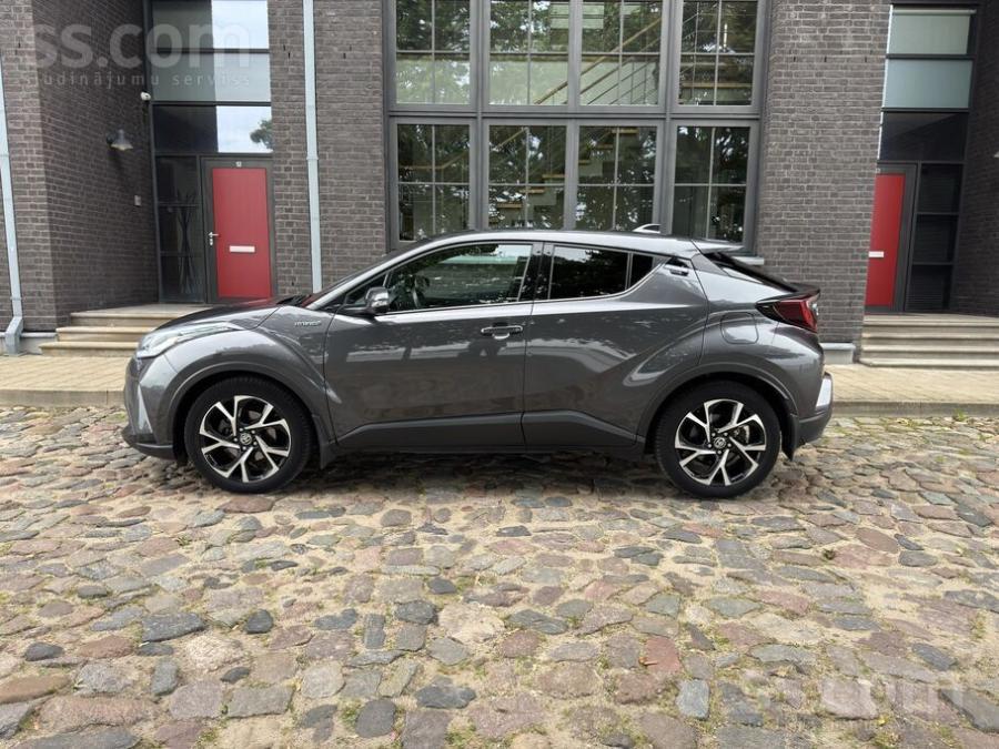Серый Тойота C-HR 2021 в Рига, объемом двигателя 1.80 л и пробегом 40 тыс. км за 20000 €, фото 3 на AUTOMOTO.COM.LV
