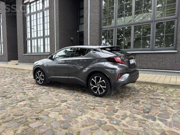 Серый Тойота C-HR 2021 в Рига, объемом двигателя 1.80 л и пробегом 40 тыс. км за 20000 €, фото 4 на AUTOMOTO.COM.LV