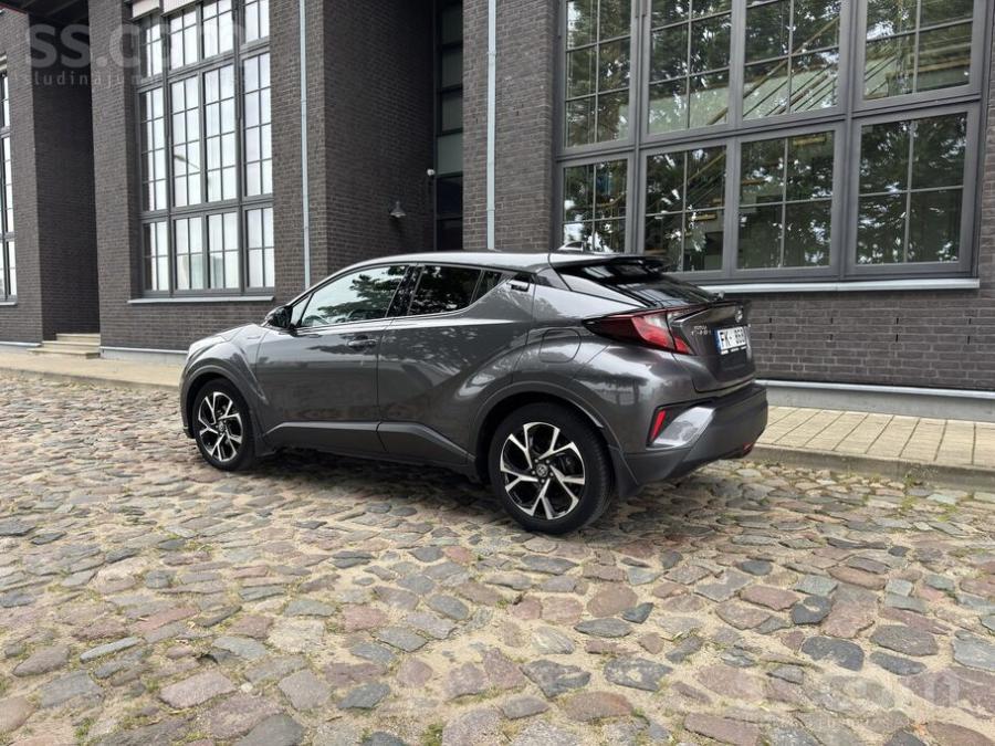 Серый Тойота C-HR 2021 в Рига, объемом двигателя 1.80 л и пробегом 40 тыс. км за 20000 €, фото 4 на AUTOMOTO.COM.LV