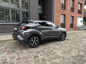 Серый Тойота C-HR 2021 в Рига, объемом двигателя 1.80 л и пробегом 40 тыс. км за 20000 €, фото 5 на AUTOMOTO.COM.LV
