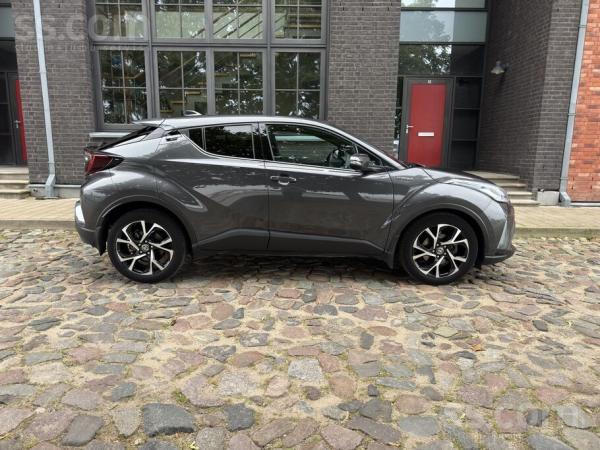 Серый Тойота C-HR 2021 в Рига, объемом двигателя 1.80 л и пробегом 40 тыс. км за 20000 €, фото 6 на AUTOMOTO.COM.LV