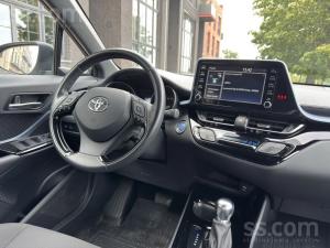 Серый Тойота C-HR 2021 в Рига, объемом двигателя 1.80 л и пробегом 40 тыс. км за 20000 €, фото 13 на AUTOMOTO.COM.LV