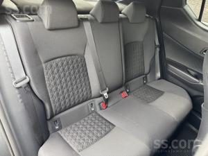 Серый Тойота C-HR 2021 в Рига, объемом двигателя 1.80 л и пробегом 40 тыс. км за 20000 €, фото 20 на AUTOMOTO.COM.LV