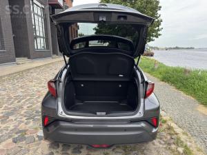 Серый Тойота C-HR 2021 в Рига, объемом двигателя 1.80 л и пробегом 40 тыс. км за 20000 €, фото 21 на AUTOMOTO.COM.LV
