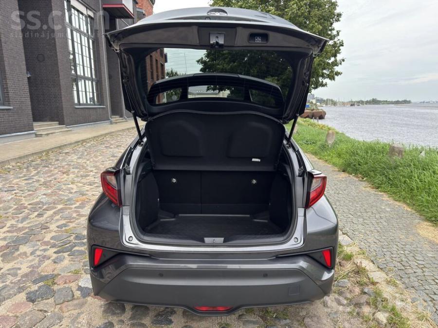 Серый Тойота C-HR 2021 в Рига, объемом двигателя 1.80 л и пробегом 40 тыс. км за 20000 €, фото 21 на AUTOMOTO.COM.LV