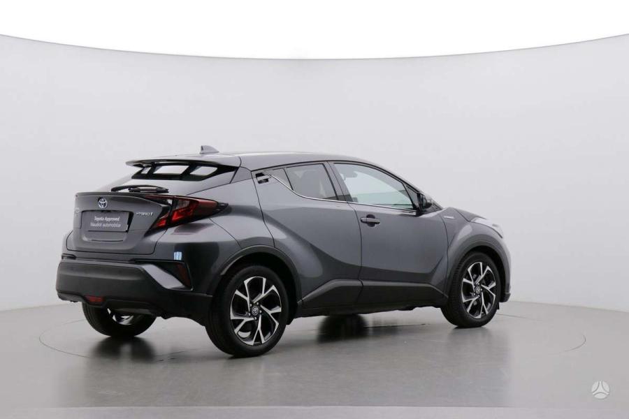 Серый Тойота C-HR 2021 в Вильнюс, объемом двигателя 1.80 л и пробегом 82 тыс. км за 23900 €, фото 4 на AUTOMOTO.COM.LV