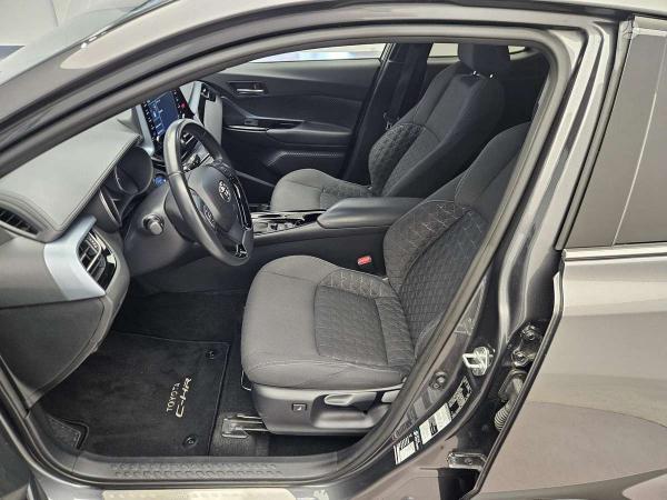 Серый Тойота C-HR 2021 в Паневежис, объемом двигателя 1.99 л и пробегом 80 тыс. км за 22990 €, фото 10 на AUTOMOTO.COM.LV