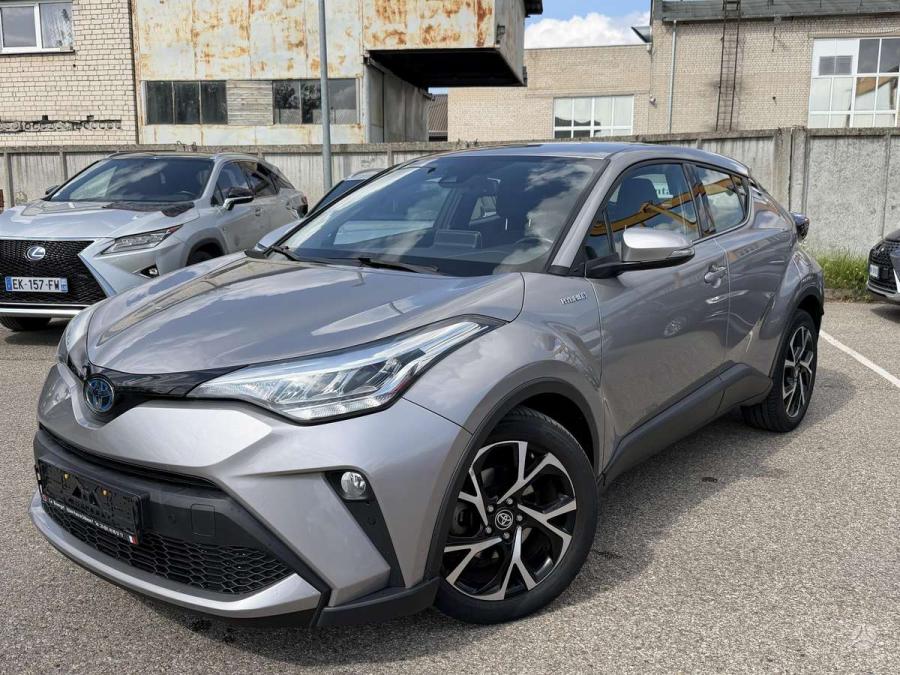 Grey Toyota C-HR 2021 in Vilnius, with an engine capacity of 1.80 L and mileage of 85 thousand km for 18300 €, photo 1 on AUTOMOTO.COM.LV