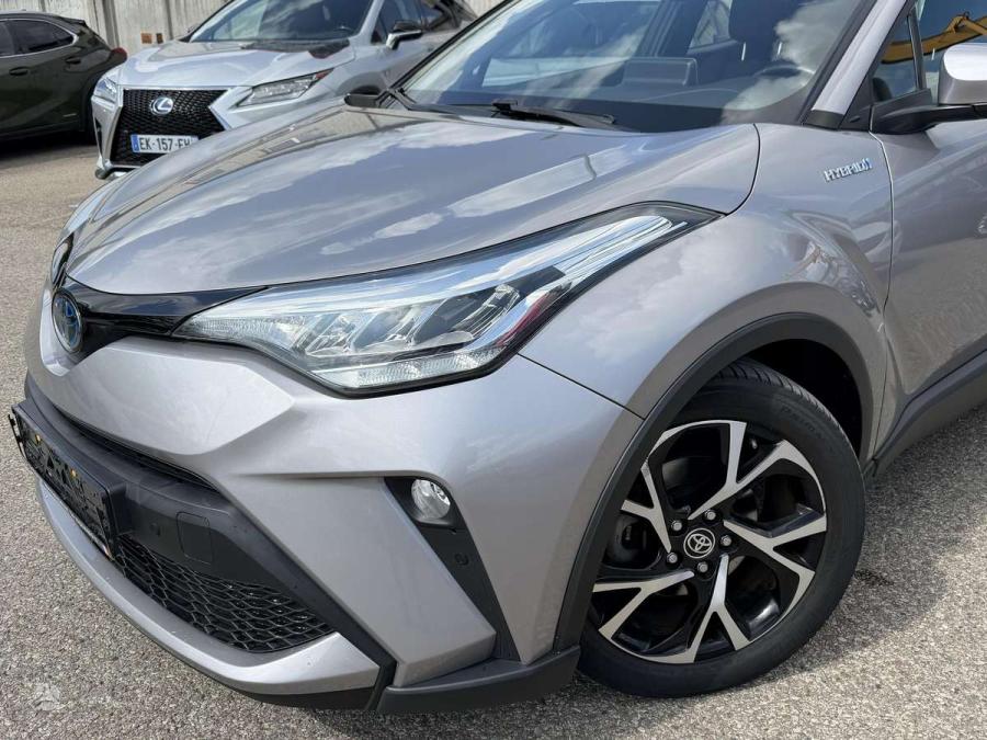 Grey Toyota C-HR 2021 in Vilnius, with an engine capacity of 1.80 L and mileage of 85 thousand km for 18300 €, photo 4 on AUTOMOTO.COM.LV