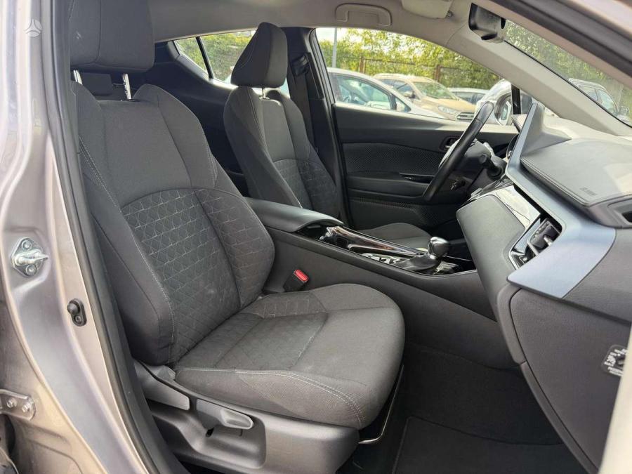 Grey Toyota C-HR 2021 in Vilnius, with an engine capacity of 1.80 L and mileage of 85 thousand km for 18300 €, photo 20 on AUTOMOTO.COM.LV