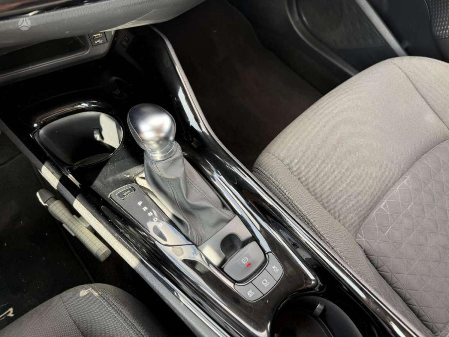 Grey Toyota C-HR 2021 in Vilnius, with an engine capacity of 1.80 L and mileage of 85 thousand km for 18300 €, photo 22 on AUTOMOTO.COM.LV