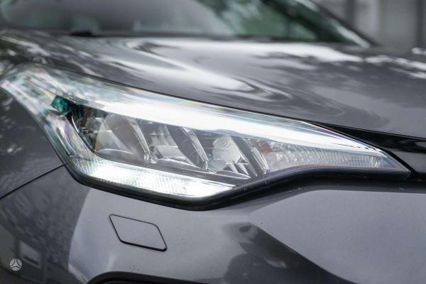 Серый Тойота C-HR 2021 в Вильнюс, объемом двигателя 1.80 л и пробегом 122 тыс. км за 19900 €, фото 4 на AUTOMOTO.COM.LV