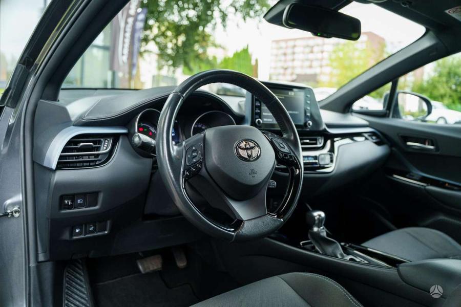 Серый Тойота C-HR 2021 в Вильнюс, объемом двигателя 1.80 л и пробегом 122 тыс. км за 19900 €, фото 19 на AUTOMOTO.COM.LV