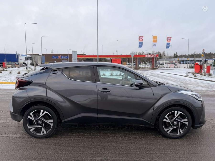 Grey Toyota C-HR 2022 in Vilnius, with an engine capacity of 1.80 L and mileage of 210 thousand km for 17900 €, photo 4 on AUTOMOTO.COM.LV