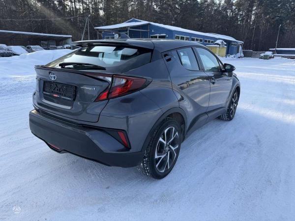 Grey Toyota C-HR 2022 in Vilnius, with an engine capacity of 1.80 L and mileage of 82 thousand km for 21950 €, photo 5 on AUTOMOTO.COM.LV