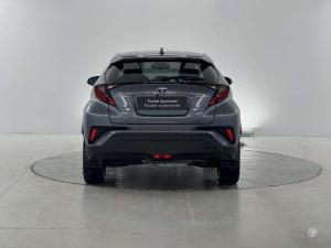 Серый Тойота C-HR 2022 в Вильнюс, объемом двигателя 1.80 л и пробегом 58 тыс. км за 21900 €, фото 4 на AUTOMOTO.COM.LV