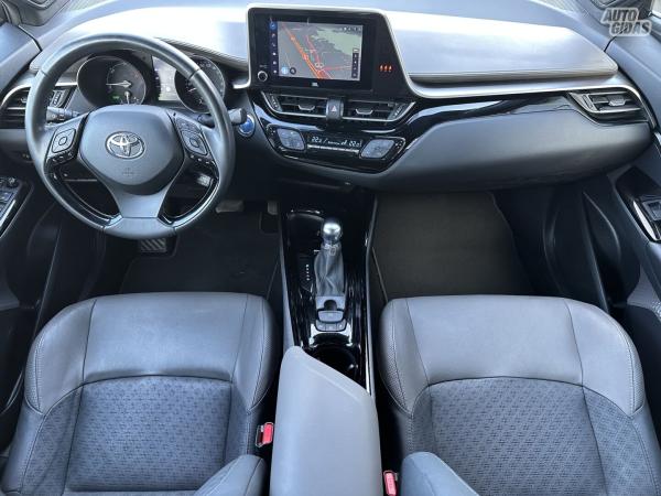 Pelēks Toyota C-HR 2022 Avižieniai, ar dzinēja tilpumu 1.80 L un nobraukumu 124 tūkst. km par 23250 €, foto 3 vietnē AUTOMOTO.COM.LV