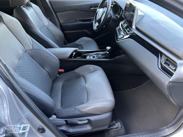 Pelēks Toyota C-HR 2022 Avižieniai, ar dzinēja tilpumu 1.80 L un nobraukumu 124 tūkst. km par 23250 €, foto 4 vietnē AUTOMOTO.COM.LV