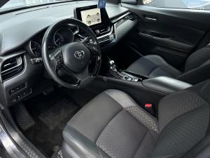 Pelēks Toyota C-HR 2022 Kauņa, ar dzinēja tilpumu 1.80 L un nobraukumu 84 tūkst. km par 22971 €, foto 10 vietnē AUTOMOTO.COM.LV