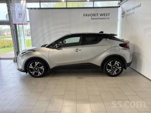 Серый Тойота C-HR 2022 в Вентспилс, объемом двигателя 1.80 л и пробегом 105 тыс. км за 20490 €, фото 3 на AUTOMOTO.COM.LV