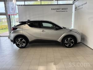 Серый Тойота C-HR 2022 в Вентспилс, объемом двигателя 1.80 л и пробегом 105 тыс. км за 20490 €, фото 4 на AUTOMOTO.COM.LV