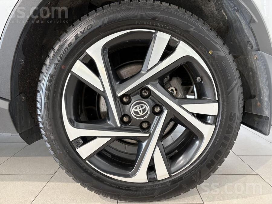 Серый Тойота C-HR 2022 в Вентспилс, объемом двигателя 1.80 л и пробегом 105 тыс. км за 20490 €, фото 27 на AUTOMOTO.COM.LV