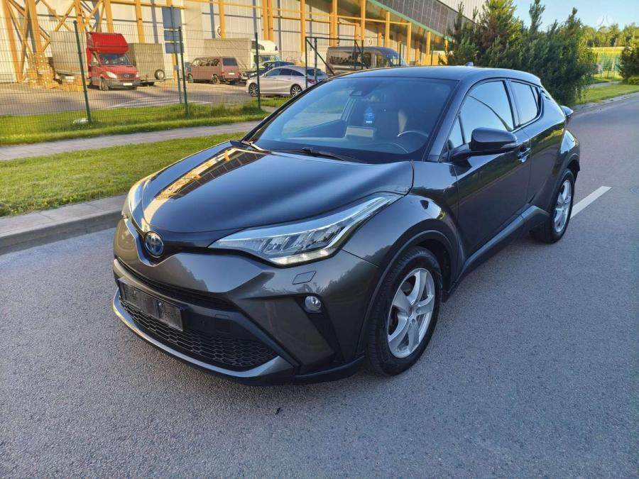 Grey Toyota C-HR 2022 in Vilnius, with an engine capacity of 1.80 L and mileage of 279 thousand km for 15500 €, photo 1 on AUTOMOTO.COM.LV