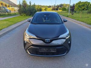 Grey Toyota C-HR 2022 in Vilnius, with an engine capacity of 1.80 L and mileage of 279 thousand km for 15500 €, photo 3 on AUTOMOTO.COM.LV