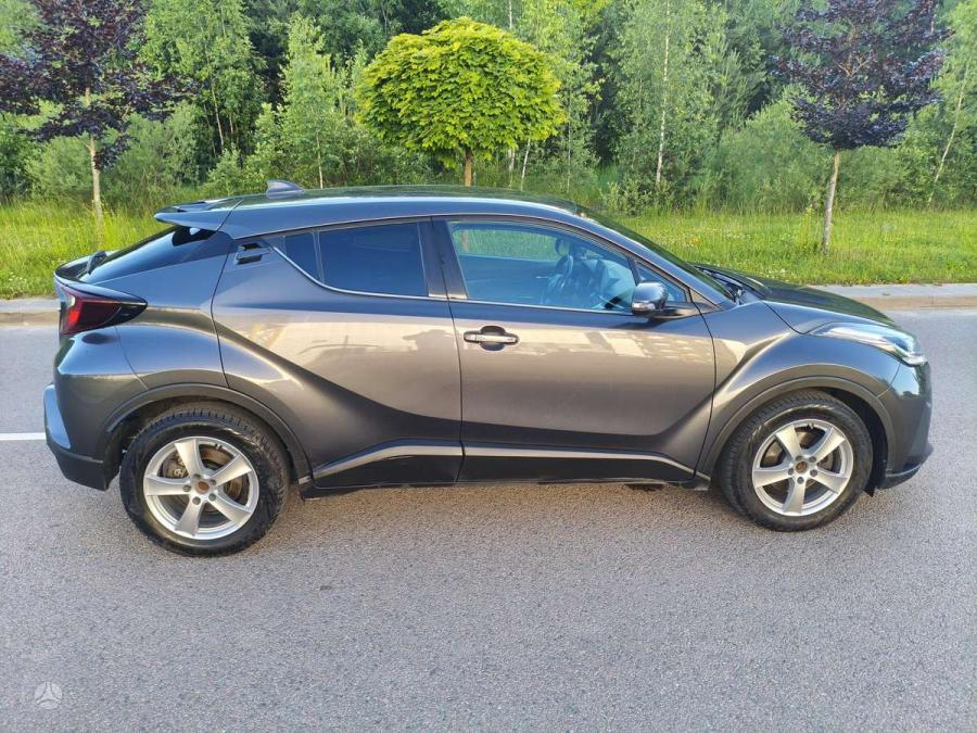Grey Toyota C-HR 2022 in Vilnius, with an engine capacity of 1.80 L and mileage of 279 thousand km for 15500 €, photo 9 on AUTOMOTO.COM.LV