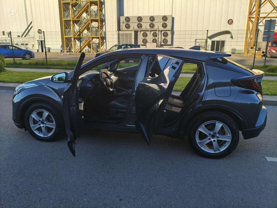 Grey Toyota C-HR 2022 in Vilnius, with an engine capacity of 1.80 L and mileage of 279 thousand km for 15500 €, photo 10 on AUTOMOTO.COM.LV