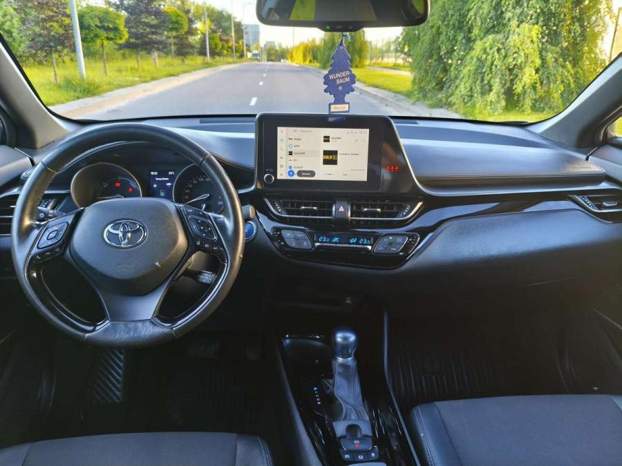 Grey Toyota C-HR 2022 in Vilnius, with an engine capacity of 1.80 L and mileage of 279 thousand km for 15500 €, photo 17 on AUTOMOTO.COM.LV